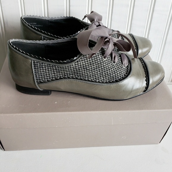 Bakers | Shoes | Super Cute Grey Spectator Flats | Poshmark